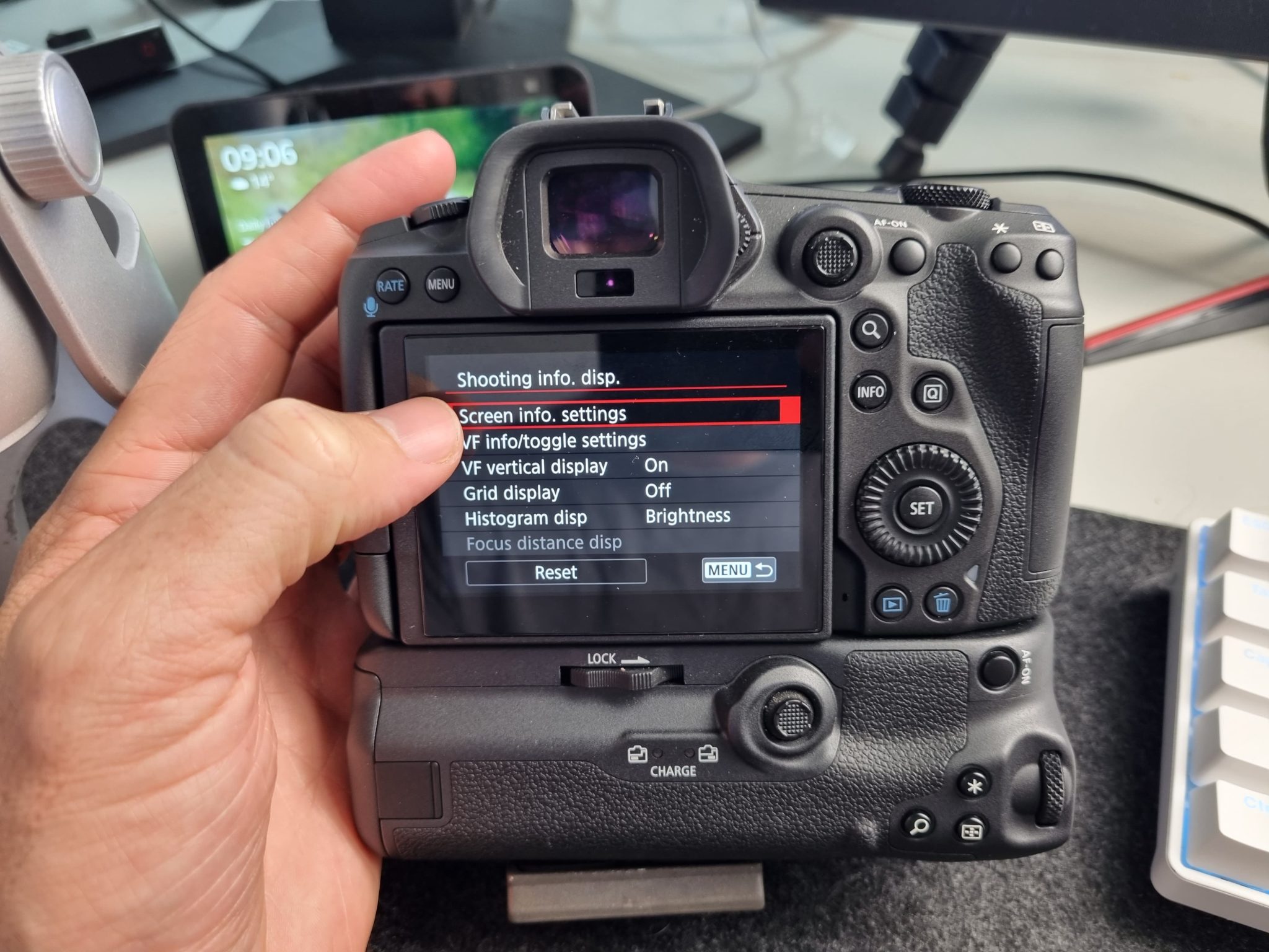How to Turn Off (and On) Live View on the Canon R5 in 6 Easy Steps! - DSLRad.com